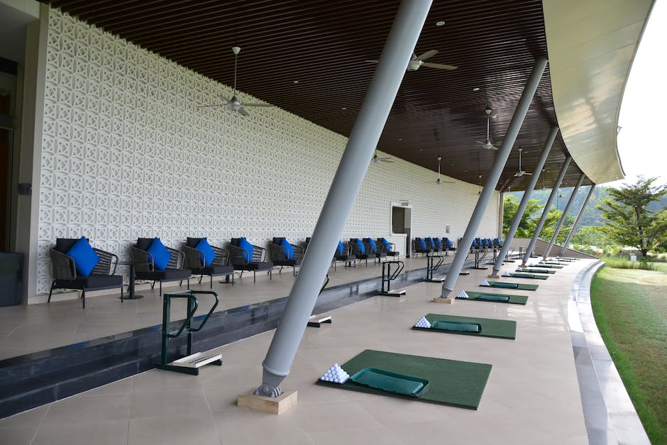 How To Golf At A Driving Range - Homey Gears